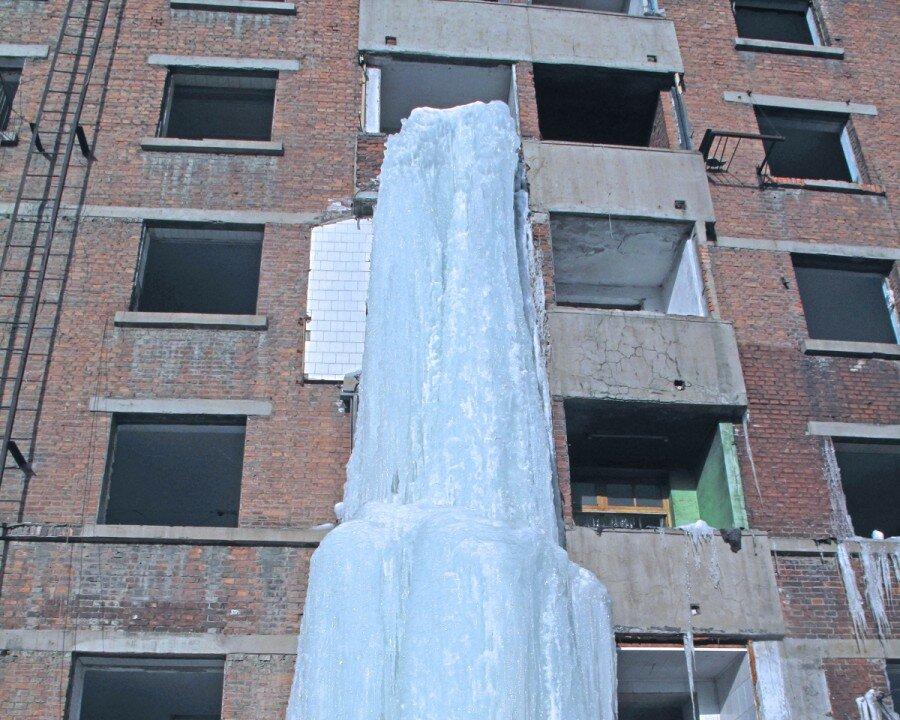 Abandoned Building ‘Ice Falls’ (Photo) | The Epoch Times