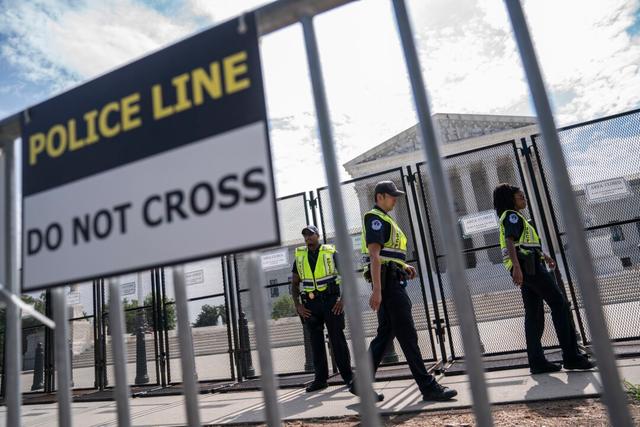 Man Who Set Supreme Court Police Cars Ablaze Given 10-year Sentence ...