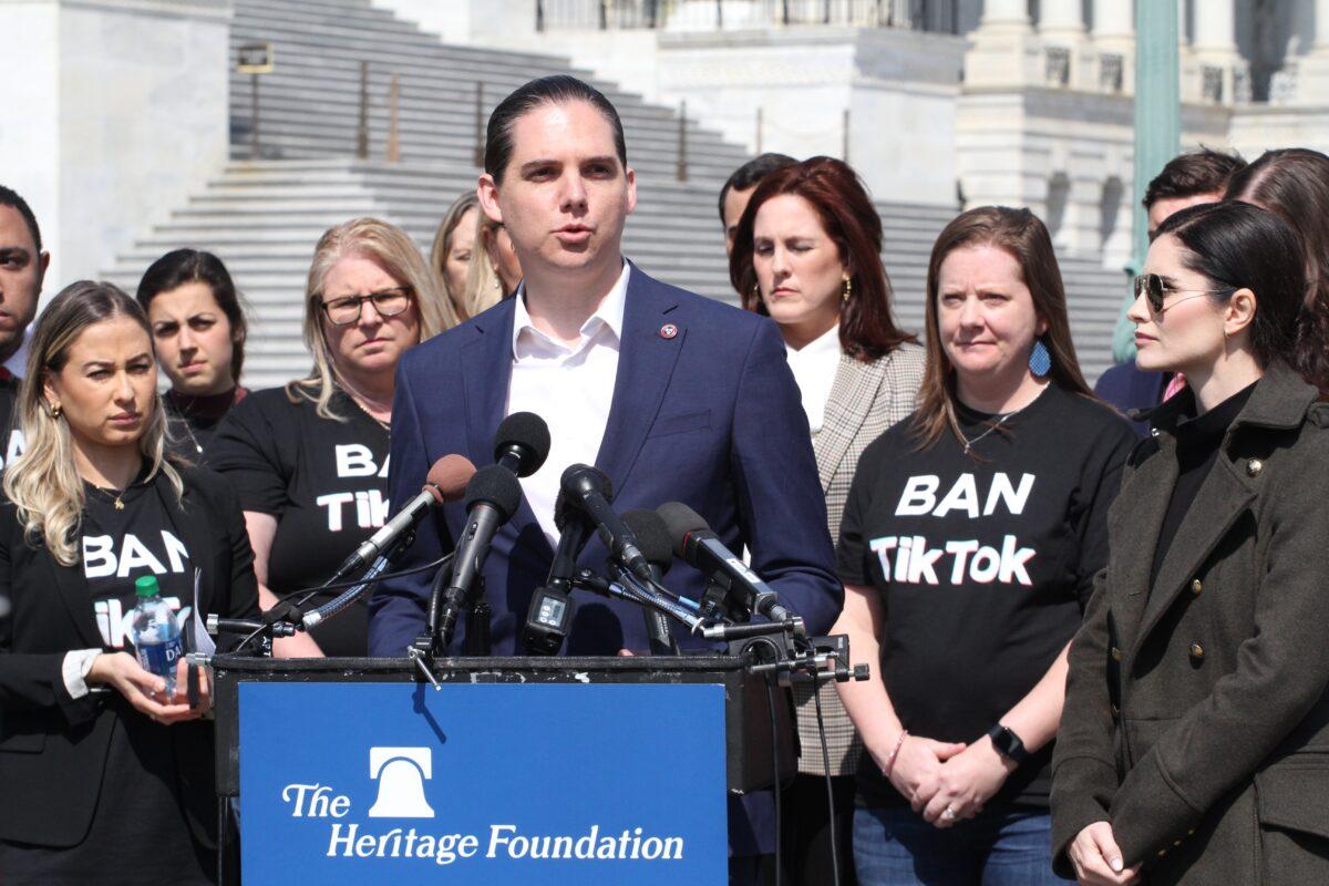 Conservative Activist Sues Google for Defamation | The Epoch Times