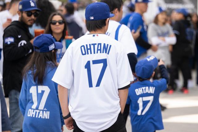 Ohtanimania Descends on Dodger Stadium as Fans Get First Glimpse of 2 ...