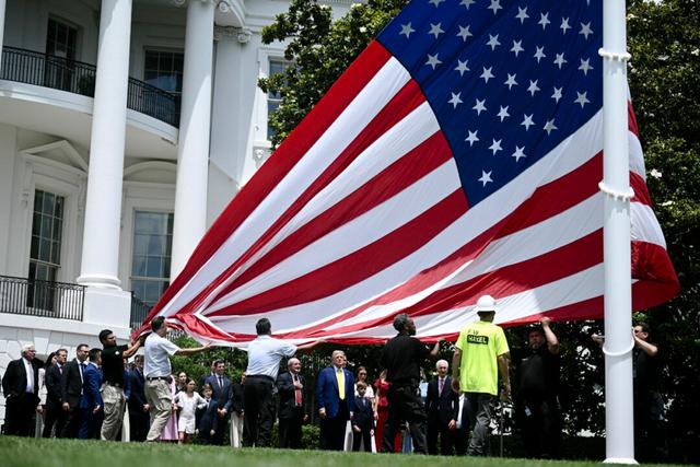 Trump Installs 2 Massive US Flags, 1 on Each Side of White House | The ...