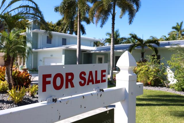 US Home Listing Prices See Steep Drop in May: Report | The Epoch Times