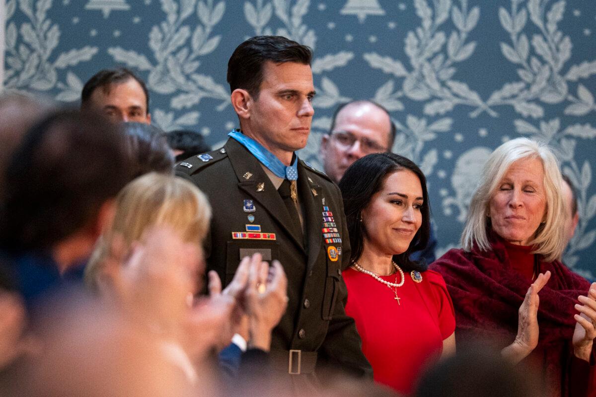 Trump Awards Medal of Honor to 2 Pilots at State of the Union Address ...