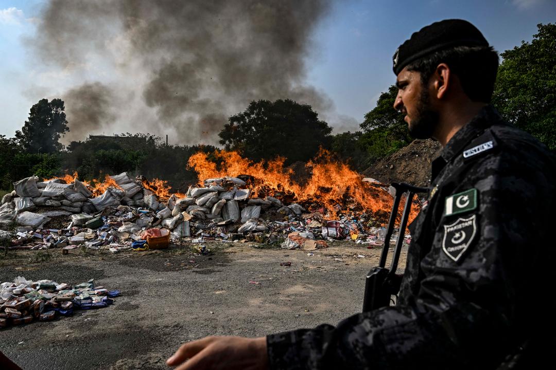 Day in Photos: Building Collapse in Greece, Flooding in Nigeria, and ...