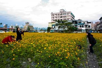 Flower-Watching and Geysers in Yilan County | The Epoch Times