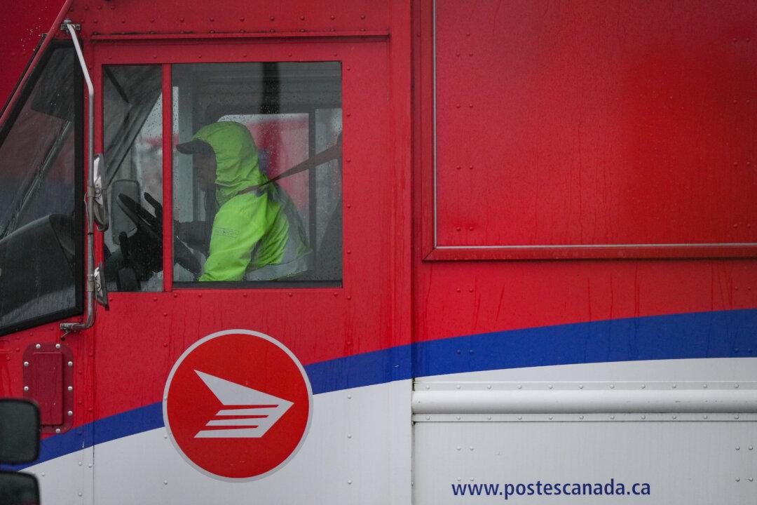 Canada Post Workers Union Calls For Overtime Freeze Following Lapsed Canada Post Workers Union Calls For Overtime Freeze Following Lapsed