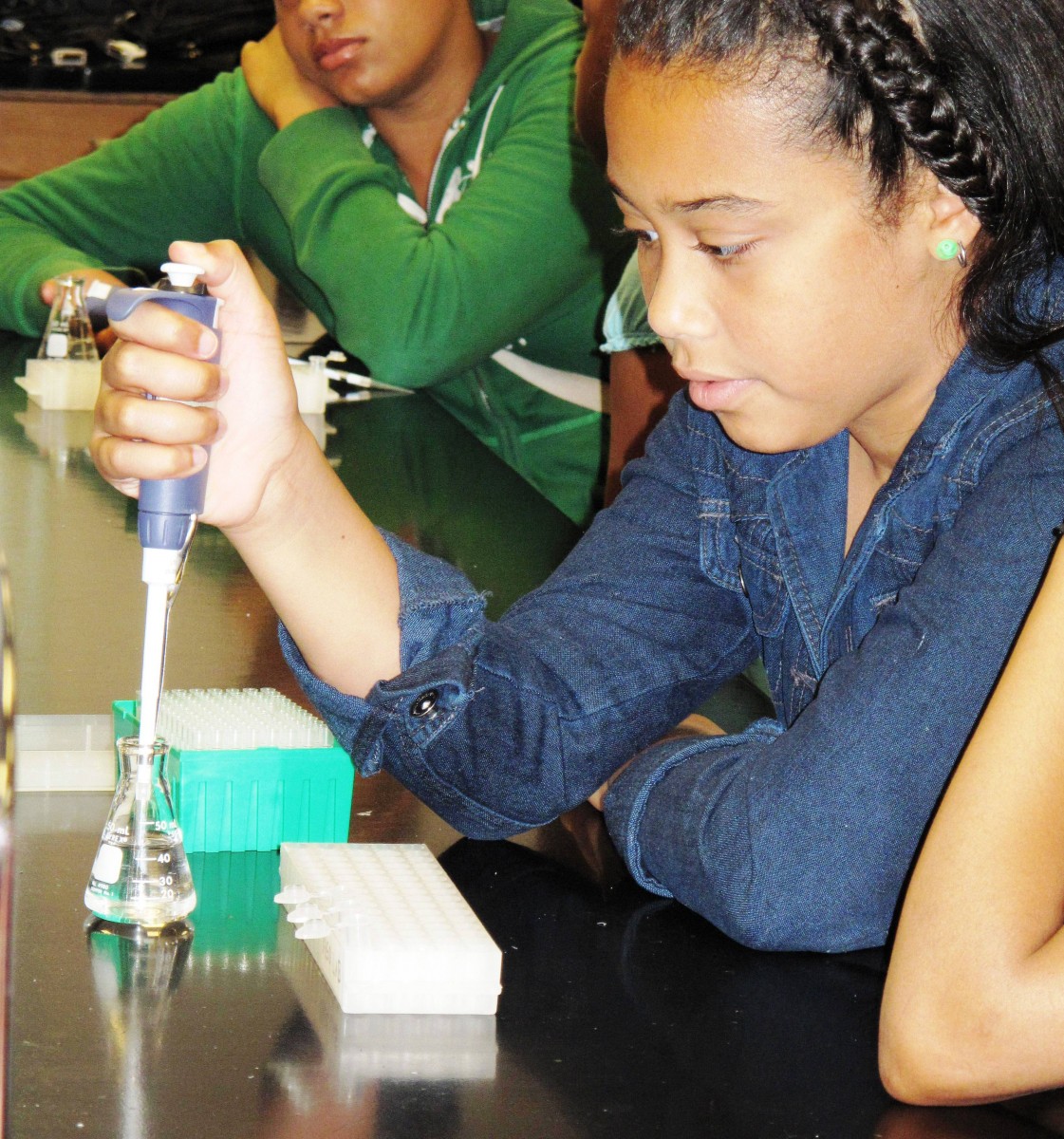 Summer Camp Involves Girls in Science, Technology, Math | The Epoch Times