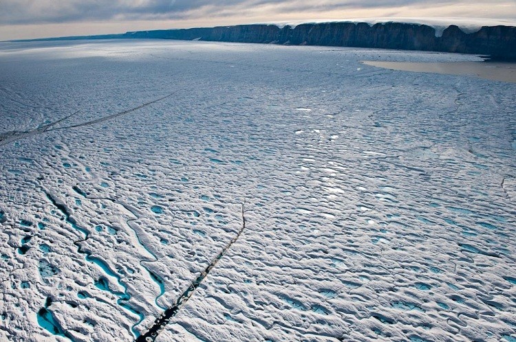 Massive Ice Island Floats Off Newfoundland | The Epoch Times