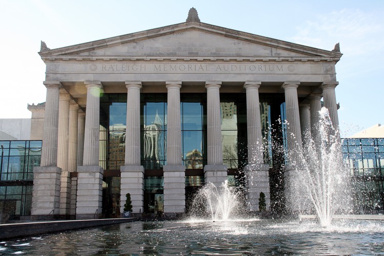 Technology Teacher Likes Shen Yun’s Digital Projection | The Epoch Times